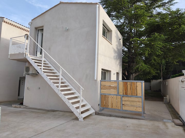 Maison Comprenant 2 Studios Séparés Avec 
Piscine - Port-de-Bouc