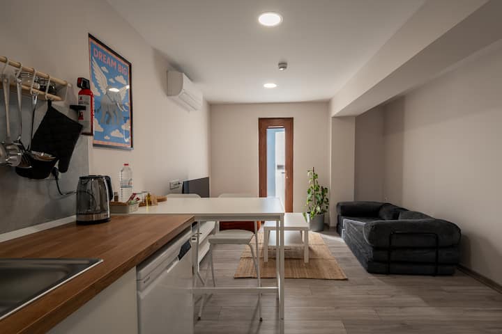 Foça Merkez-otel Temizliğinde-yeni 2+1 - 3dk Sahil - Foça