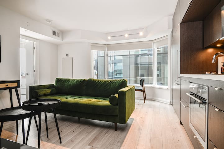 Spacious Yorkville Suite - Toronto