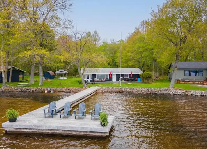 Island Lakefront Cottage Oasis - Bracebridge
