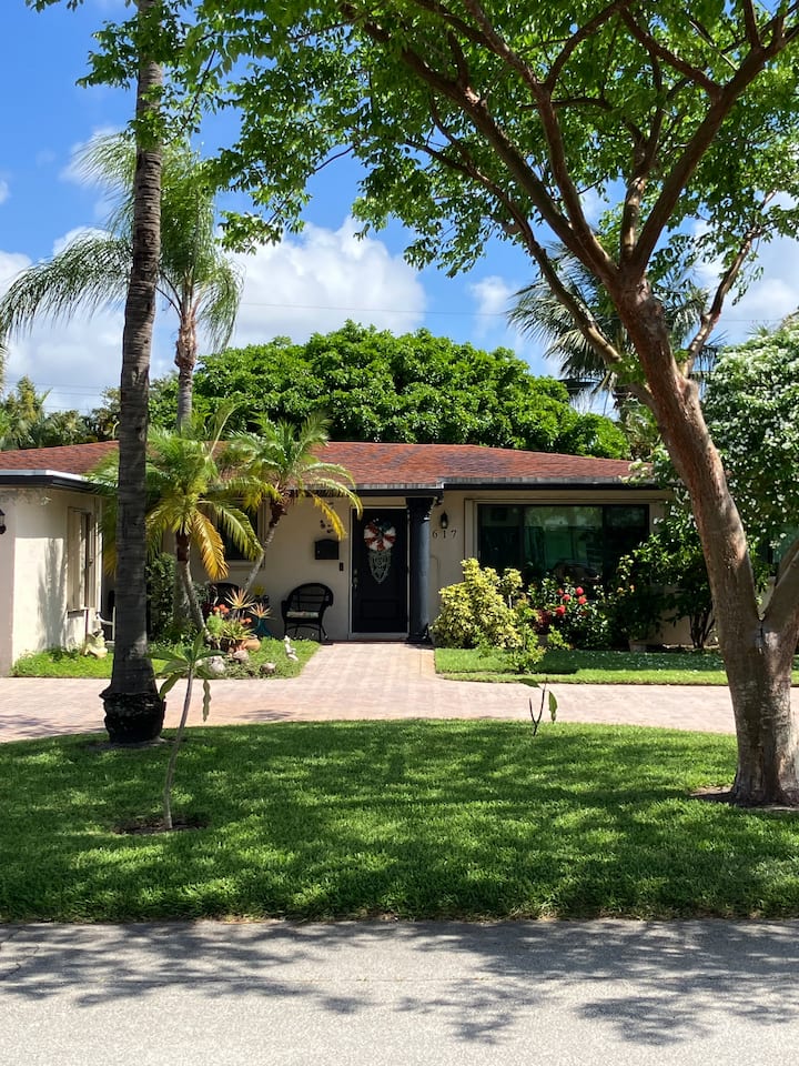 Bee Lazy Manor - Wilton Manors, FL