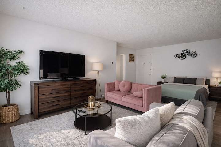 Sleek One-bedroom Apartment - Hollywood, CA