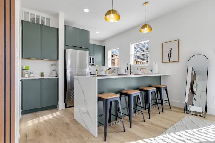 Gorgeous Stay In Heart Of Dallas + Turfed Yard! - Dallas, TX