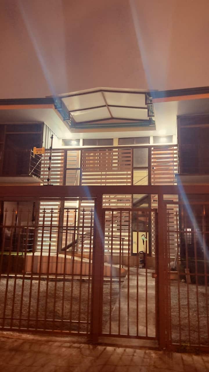 Estancia Ejecutiva Cerca Del Parque Industrial - Cartago