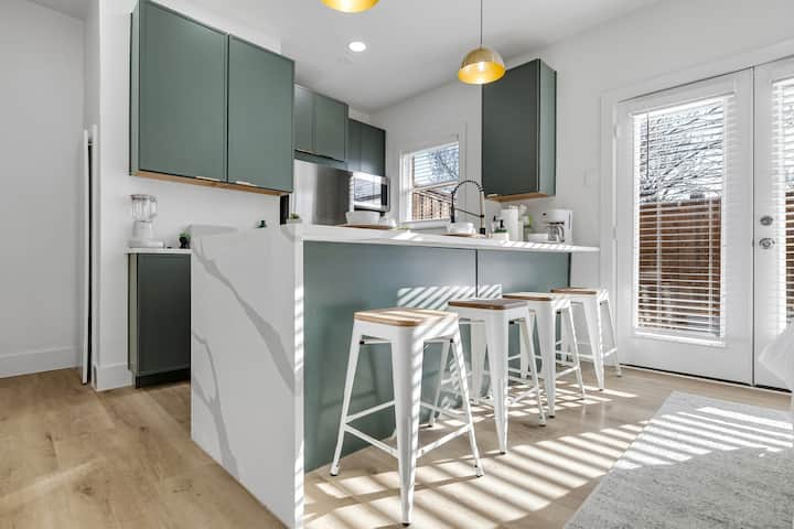 Luxury Dallas Stay + Private Turfed Patio! - Dallas, TX