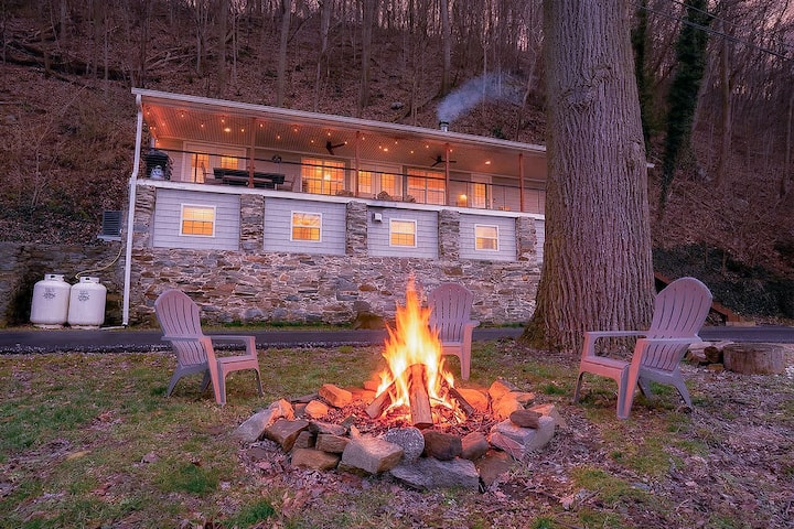River Front W/ Dreamy Views - Hot Tub - Marietta, PA