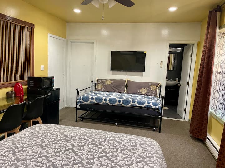 Visit Nyc W/ Budget & Free Garage Parking - Edgewater, NJ