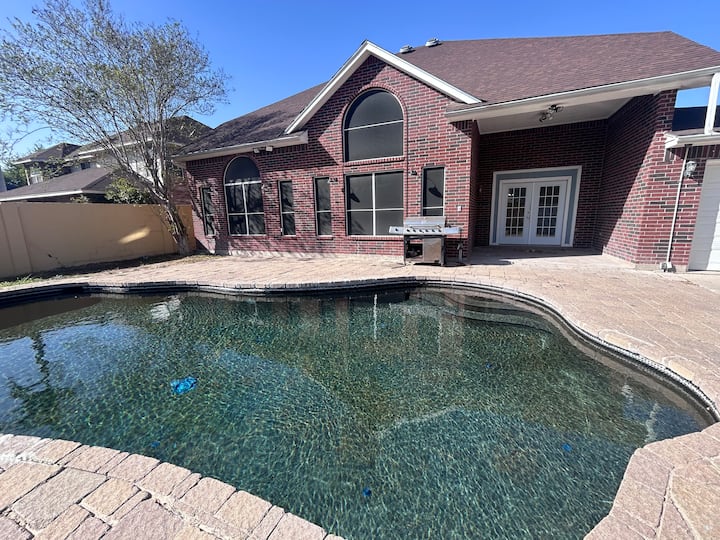 6 Bed 3.5 Bath Mission + Pool - McAllen, TX