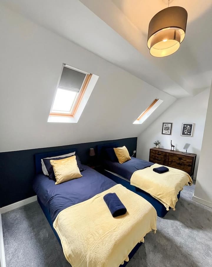 Spacious 5br House | 2.5 Bathrooms | Parking, Wifi - Derby