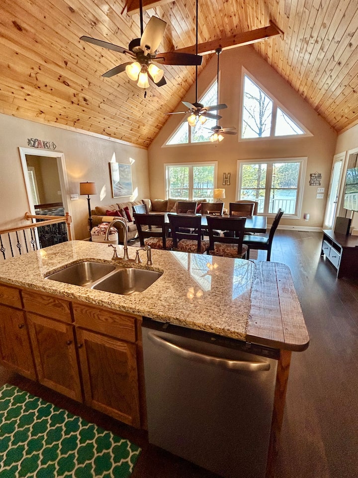 Waterfront Home, Dock, Kayaks, 5bd 4ba - Sleeps 12 - Lake Gaston