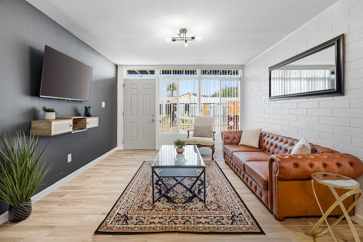 Prime Uptown Location. Walk To Dining. 2br W/ Pool - Phoenix, AZ