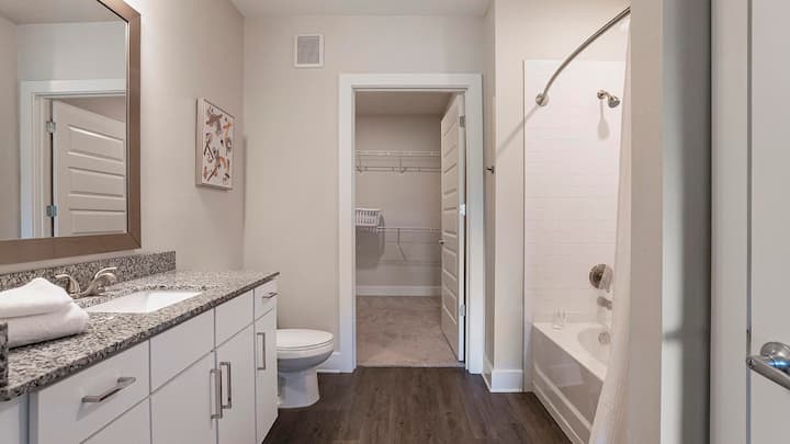 Landing | Stylish 2bd, Gym, Game Room - Humble, TX