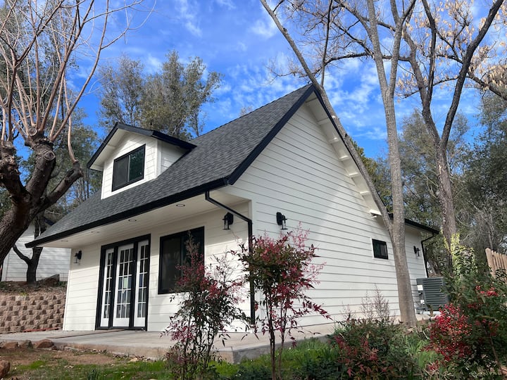 Quiet Sierra Cottage Retreat - Lake of the Pines, CA