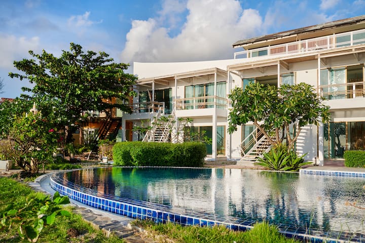 Jai Tiki Retreat - 17 Room Beachfront Hotel - 甲米