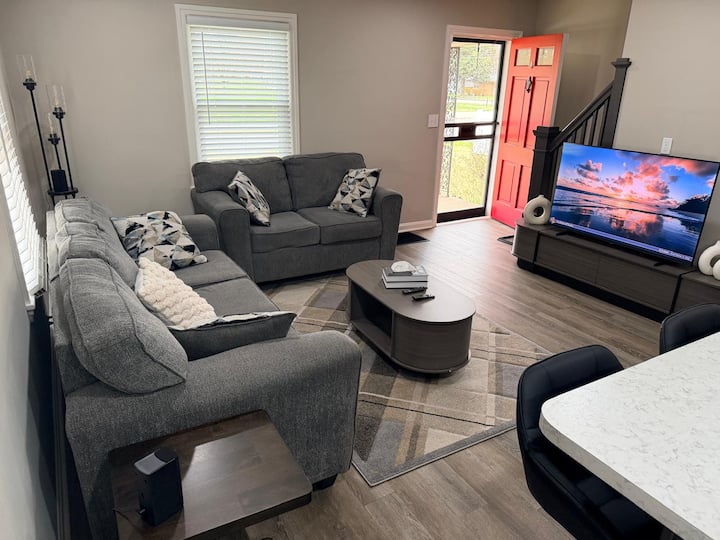 Clean, Modern Space Near Hospitals & Campus - Evansville, IN