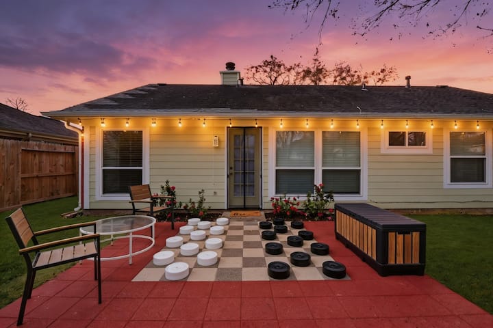 Backyard Oasis W/ Giant Checkers • Near Houston - Pearland, TX