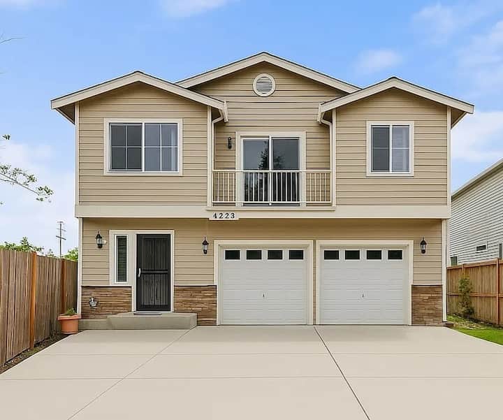 Flexible & Spacious Full House Near Train Station - Seattle, WA