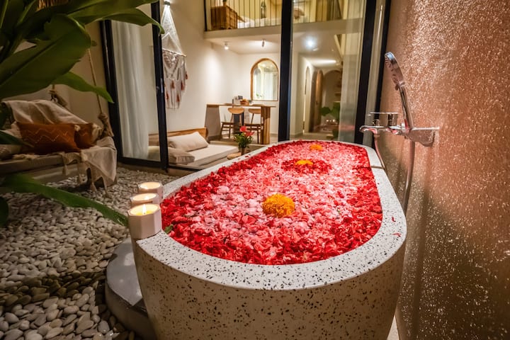 Loft Private Villa · Ensuite Bathtub · Cozy Escape - Indonesia
