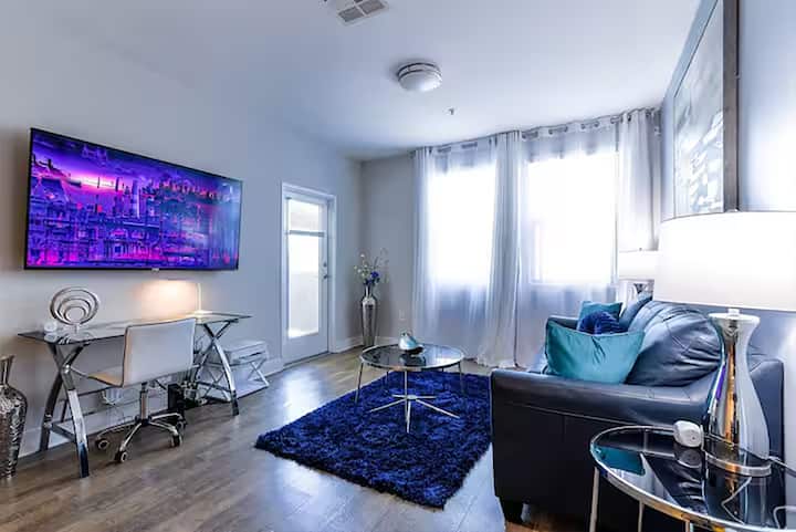 Spacious 2/1, Hollywood, Wi-fi 24 Hr Gym - West Hollywood, CA