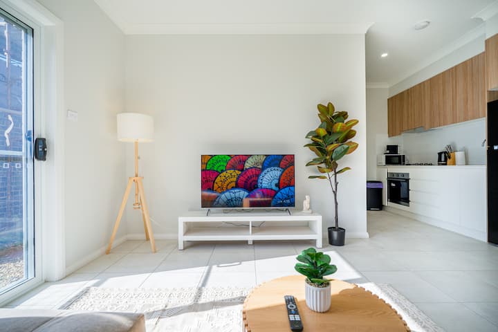 Spacious 6br With 2 Parking | 3 Mins To Woolworths - Sydney