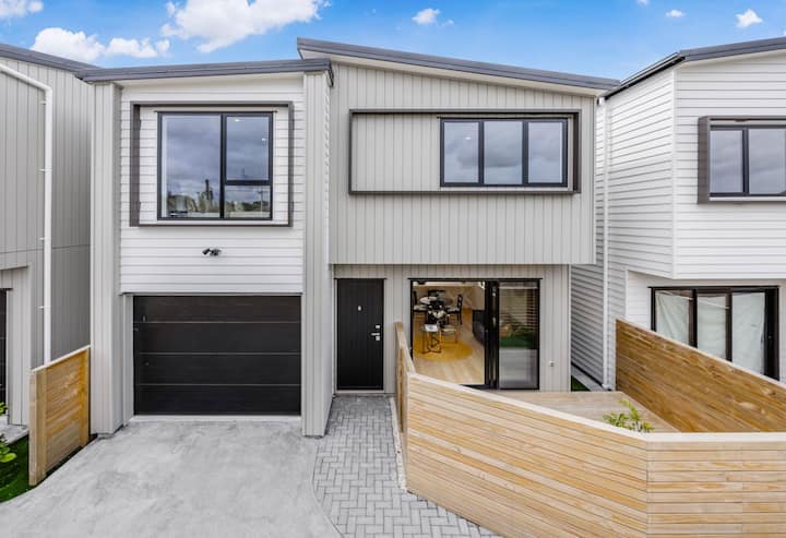 Brand New Riverside Villa - Auckland