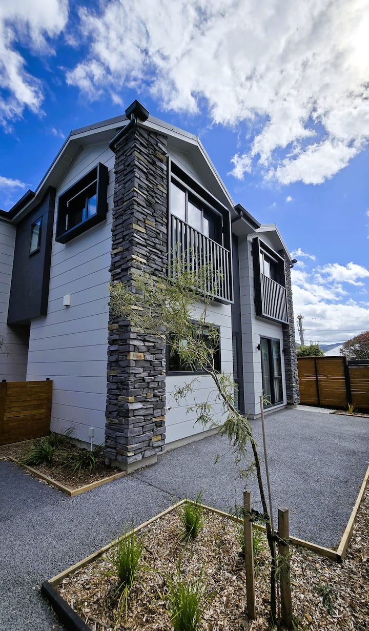 Brand New 2br Retreat: Cozy,  Sunny & Peaceful - Lower Hutt
