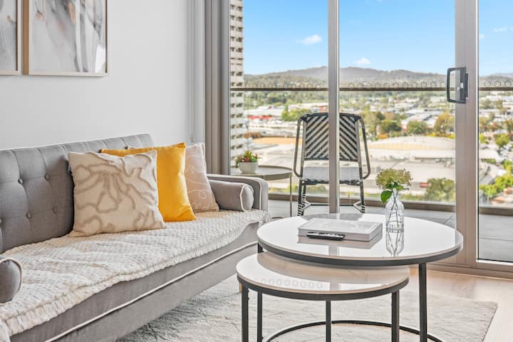 @Chic Woden 1br Near Hospital丨pool, Gym & Parking - Canberra