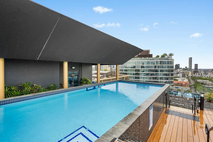 Stunning 2 Bedroom Retreat With Rooftop Pool! - Brisbane