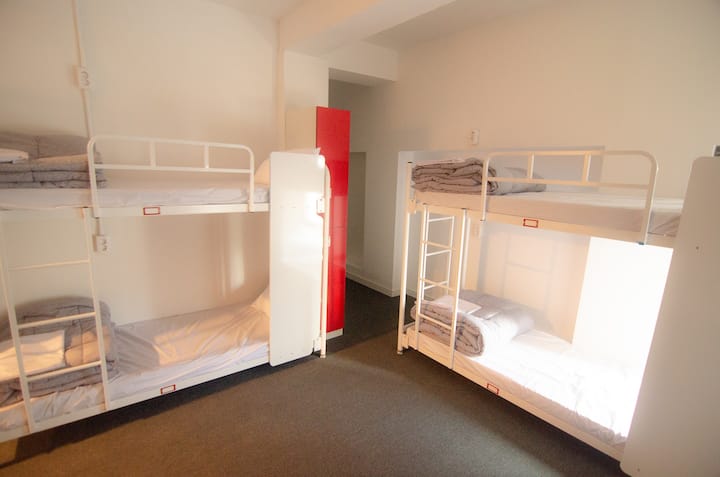 [남성 도미토리 1인]부산역 도보 1분! 안전하고 편리한 8인 남성 도미토리(1인 숙박) - Busan