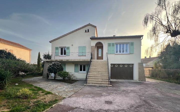 Logement Pour Vacances Seventies Pour 4 Personnes - La Londe-les-Maures