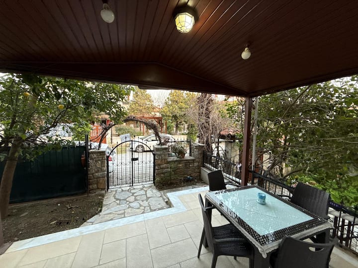 Denize 100 Adım Merkezi Lokasyonda Teraslı Daire - Akyaka