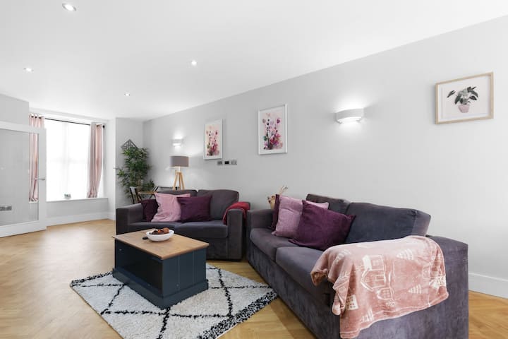 4 Bdr 3.5 Bath Family Home W/ Garden In Isleworth - Hampton