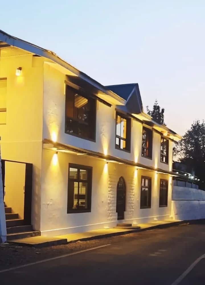 The Whispering Pines: Stay With Gourmet Dine-in - Palampur