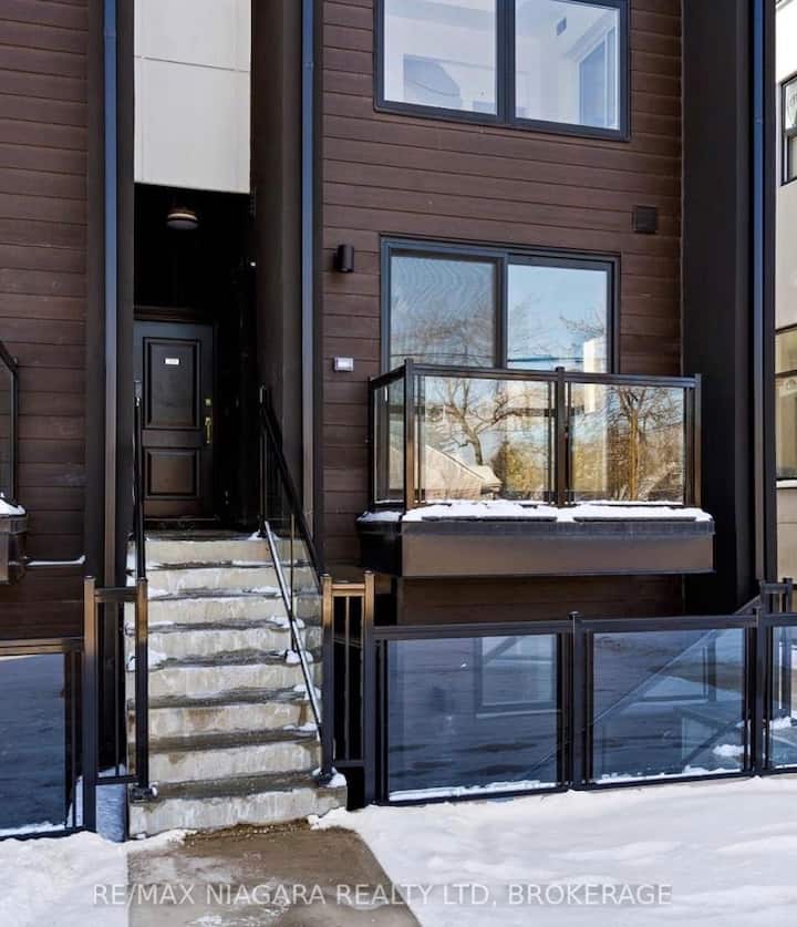 Bright Modern Stay Near Fall | Cozy+clean+ Parking - Niagara Falls