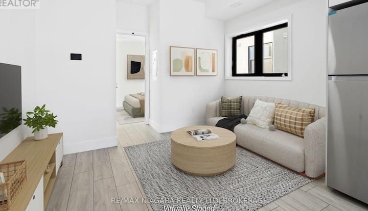 Bright Modern Stay Near Fall | Cozy+clean+ Parking - Niagara Falls