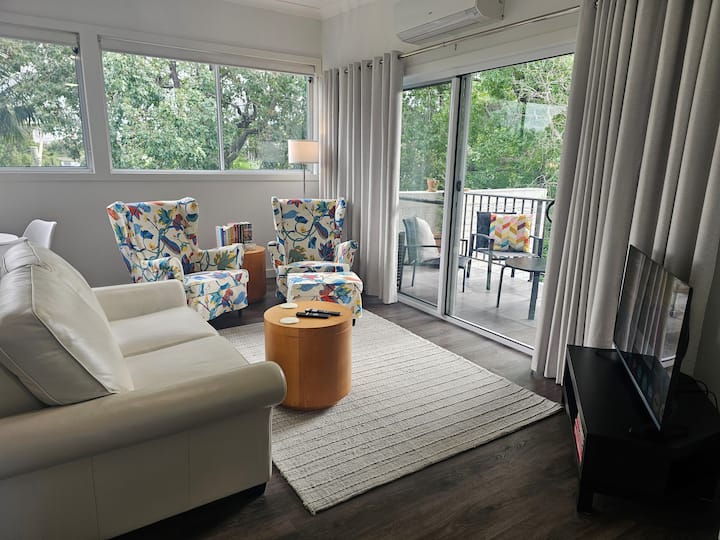 Beautiful Boutique-style Two-bedroom Apartment. - Gordon