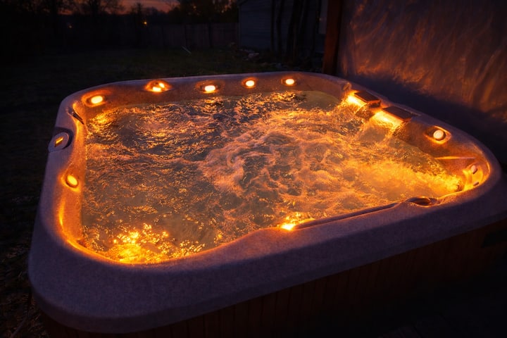 Sleeps 14 • Hot Tub • Game Room • Family Retreat - Fisherman's Island State Park, Charlevoix