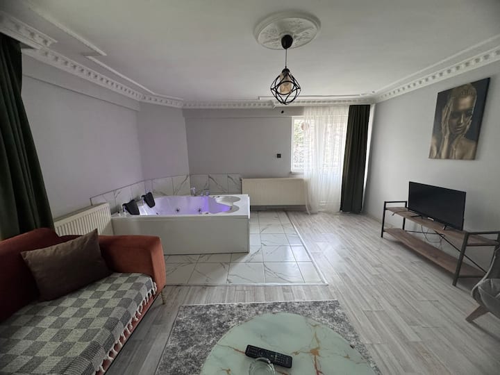 Merkezi Konumda Lüks Jakuzili Suit 1+1 Daire - Ankara