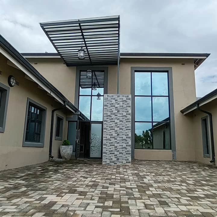 Luxurious Home In Arlington Estate - Harare