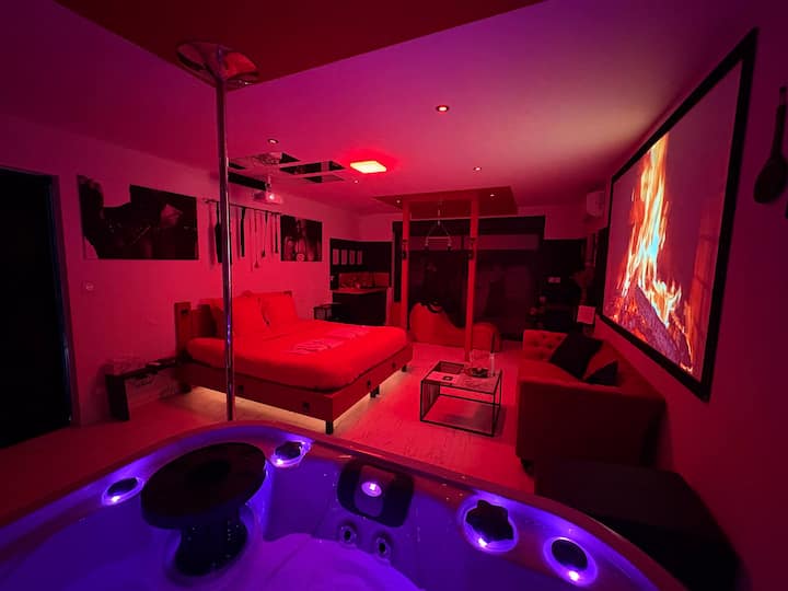Love Room : La Chambre Rouge - Cassel, France