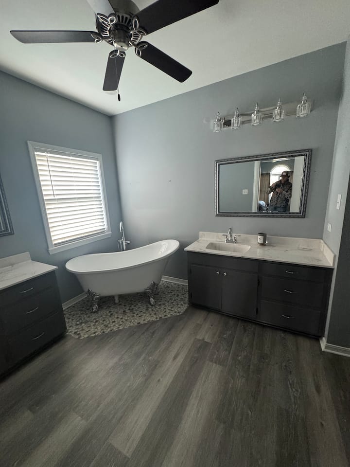 Big House On Small Pond - Start, LA