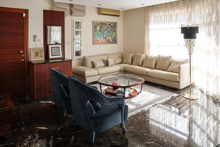 Azure Coast Villa | 5br Pool Escape By The Sea - Cypern