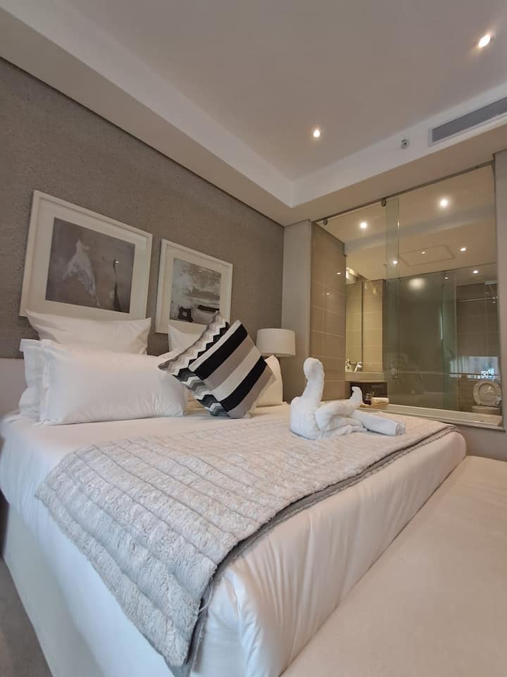 Executive Sandton Studio | Pool, Gym & City Views - Sandton