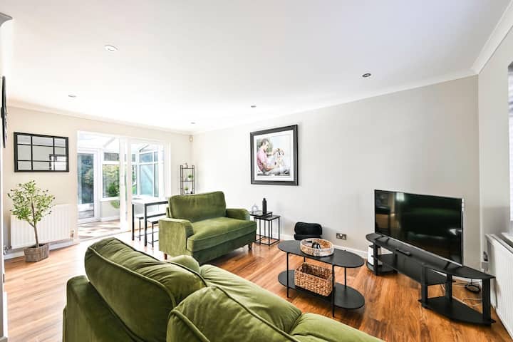 Modern 2 Bed House W/ Garden & Great London Links - Ilford