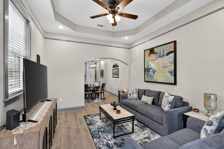 Nola Jazz Spacious Midterm Rental - Metairie, LA