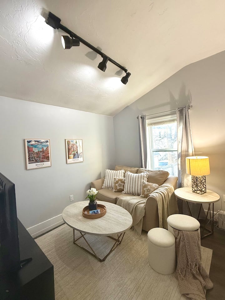 Cozy 2br Apartment - Boston Train Nearby - Dedham, MA