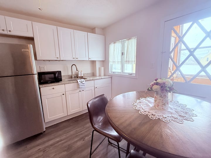 Cozy 2br Near Legacy Place + Train To Boston - Dedham, MA