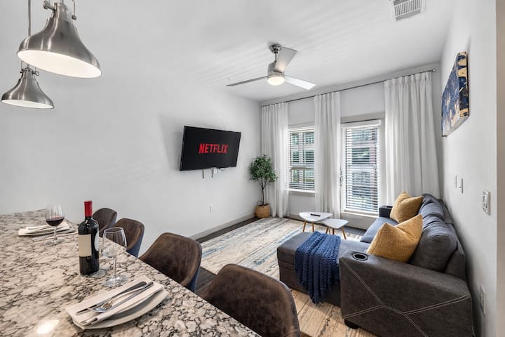 Luxury Queen Suite, Pool View, Private Balcony - Allen, TX