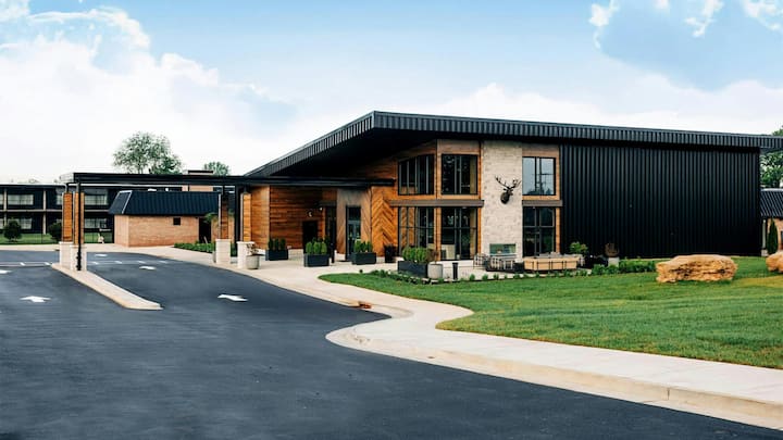 The Trail Hotel - Double Queen Room - Bardstown, KY