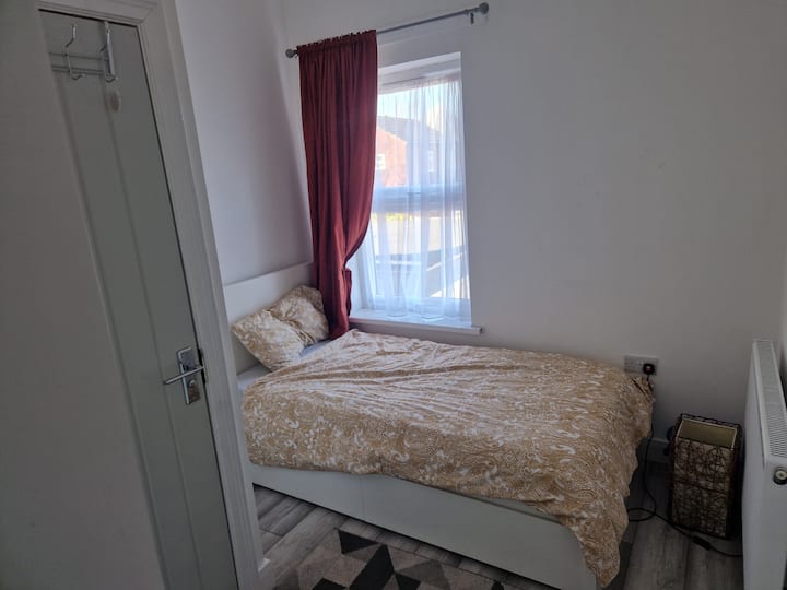 Single Bed W/ Ensuite Shower And Toilet- 64r3 - Luton